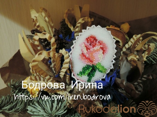 Брошь вышитая бисером